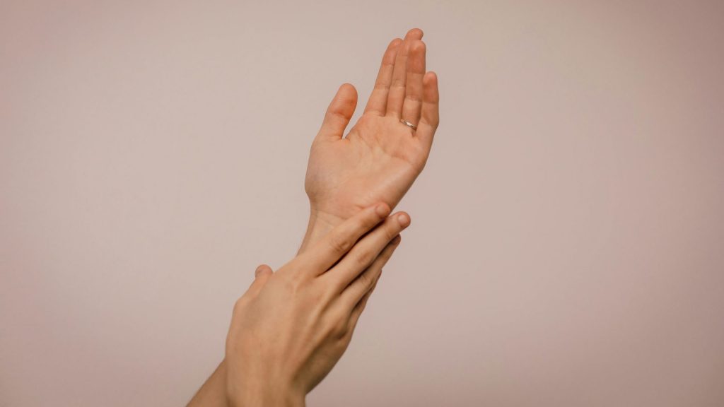 Come prendersi cura delle mani secche e screpolate in inverno | Sfera